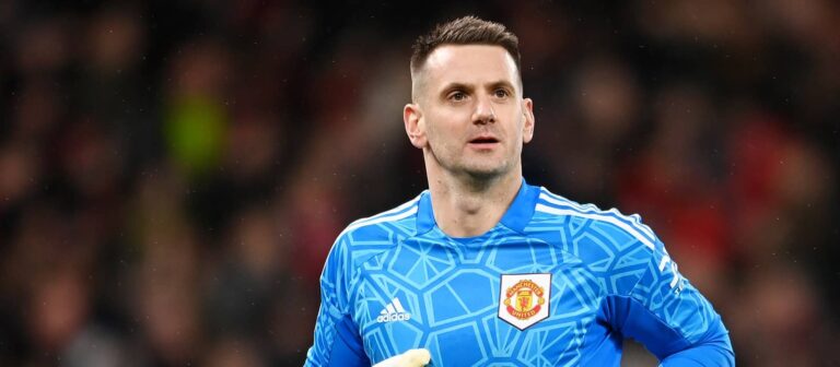 Manchester United goalkeeper Tom Heaton signs new one-year deal - Man ...