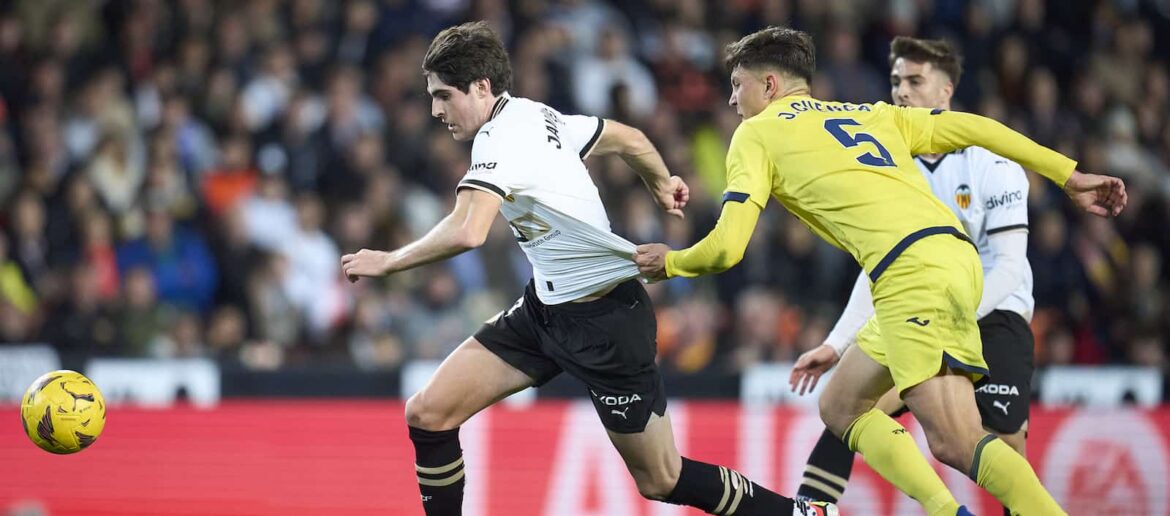 Manchester United working on signing Valencia star Javi Guerra - Man ...