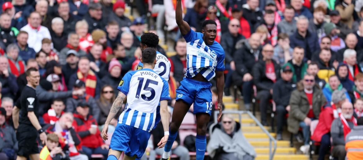 Ex-Man United star Danny Welbeck given oxygen after horrific injury ...