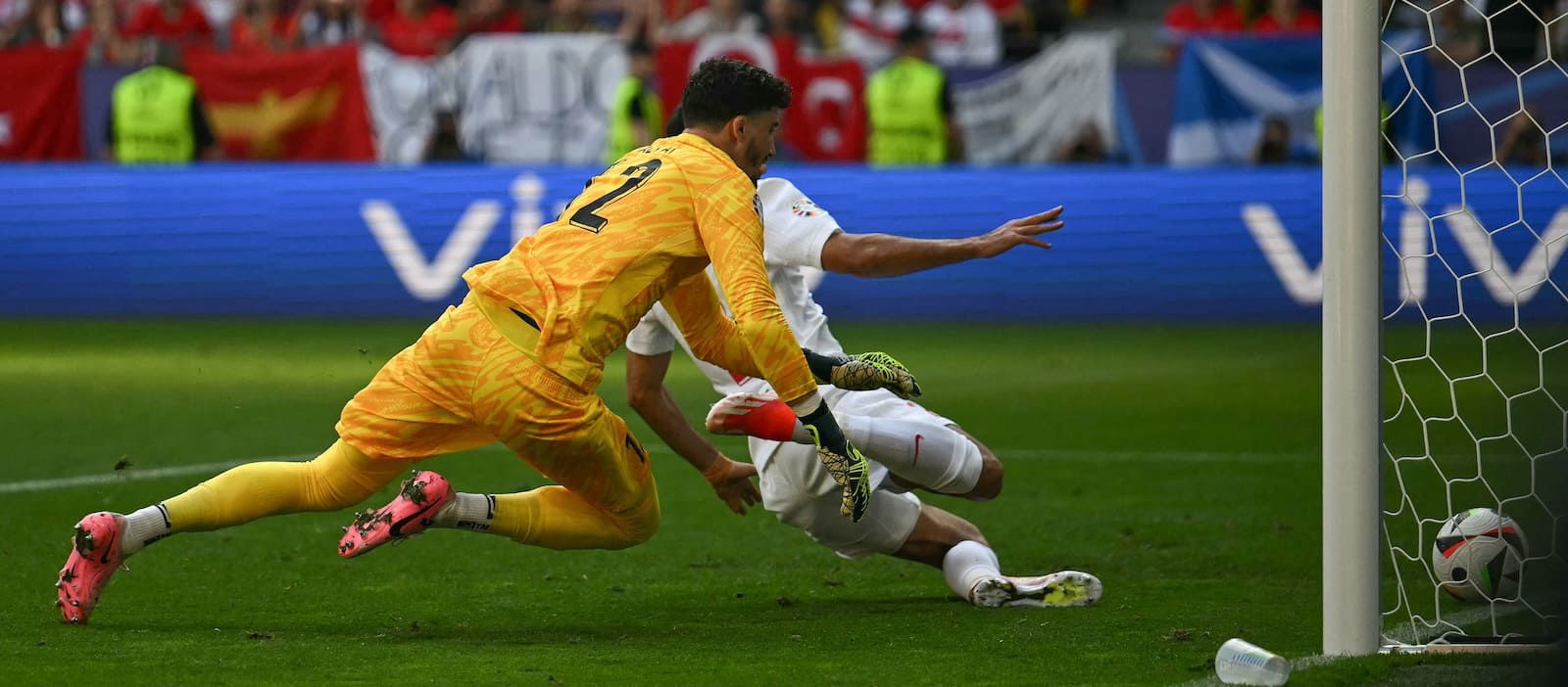 Joe Lewis praises Manchester United's goalkeeping department's strength ...