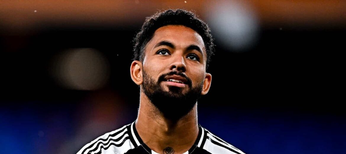 Manchester United waiting "in the wings" for Douglas Luiz - Man United ...