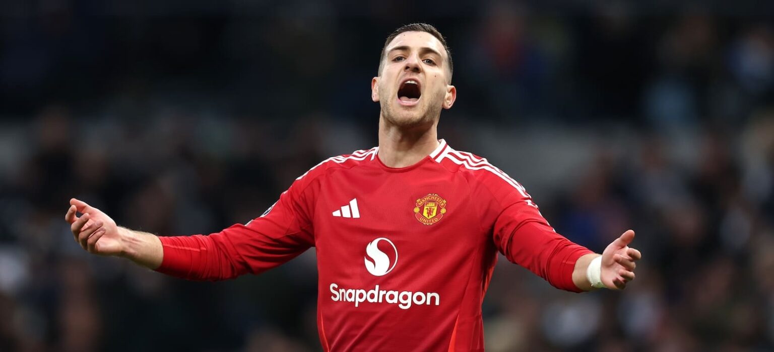 Dalot sparks Man United fan row over post-match autograph call - Man ...