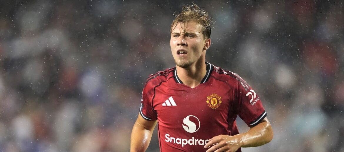 Video: Rasmus Hojlund arrives for medical to complete Napoli transfer - Man United News And ...